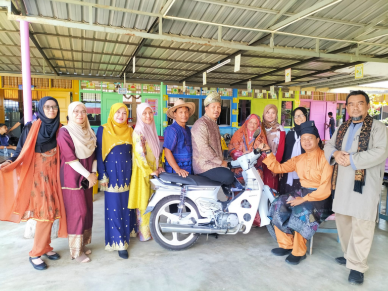 Senarai Cadangan Tema Pakaian Hari Guru Yang Meriah